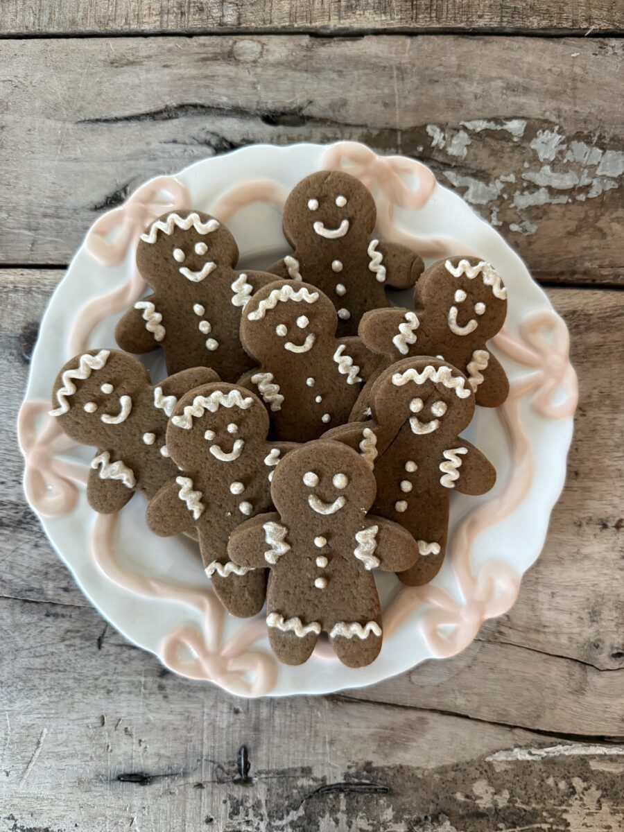 Easy Gingerbread Men Recipe (The Cutest Holiday Cookies!) - Jenny Cookies